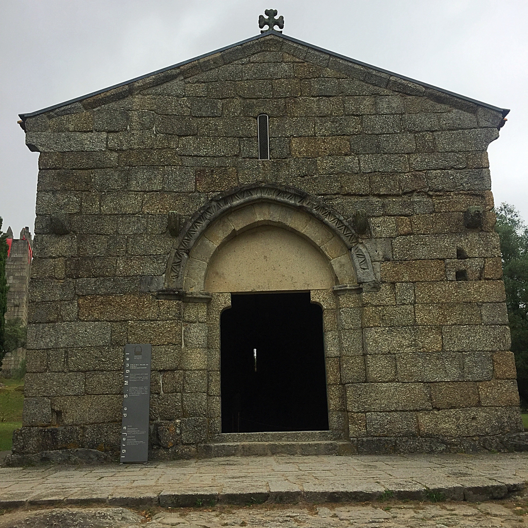 A Igreja de São Miguel do Castelo, de estilo românico, localiza-se ...